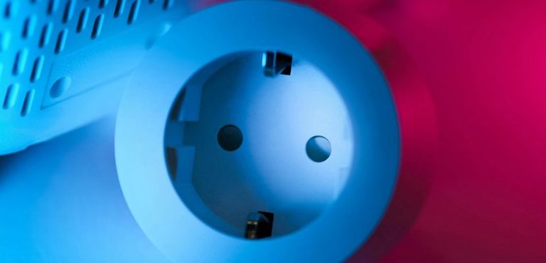 What Is a Female Connector? | phoenixNAP IT Glossary