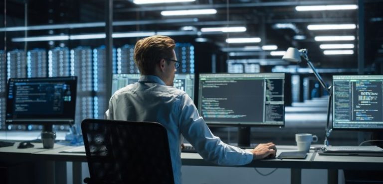 What Is a Network Administrator? | phoenixNAP IT Glossary