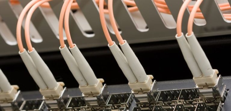 Qu'est-ce qu'un port IEEE 1394 ? | phoenixNAP Glossaire informatique