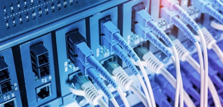 Qu'est-ce qu'un Port ? | phoenixNAP Glossaire informatique